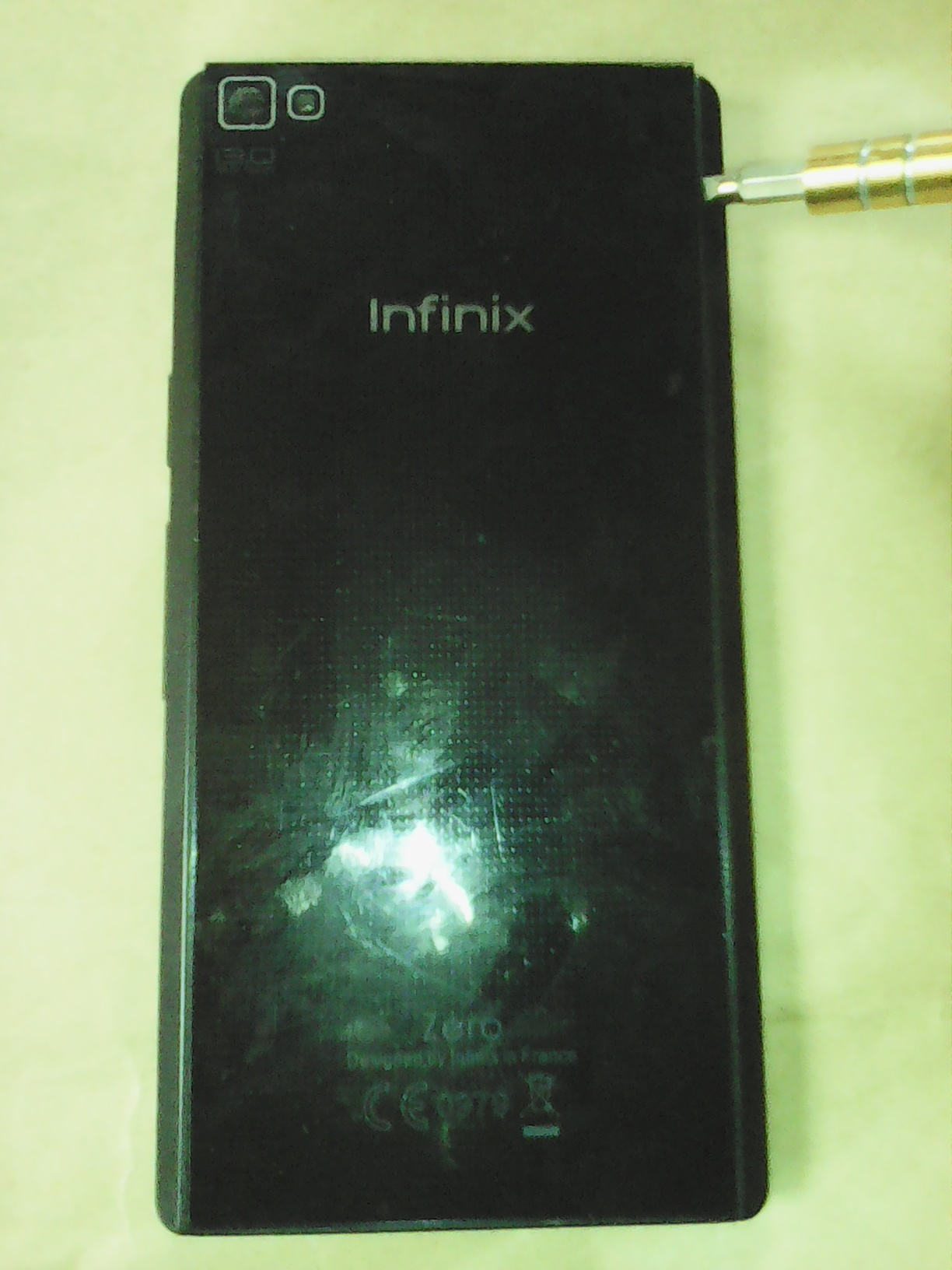 How to remove / take out the battery of an Infinix Zero X506