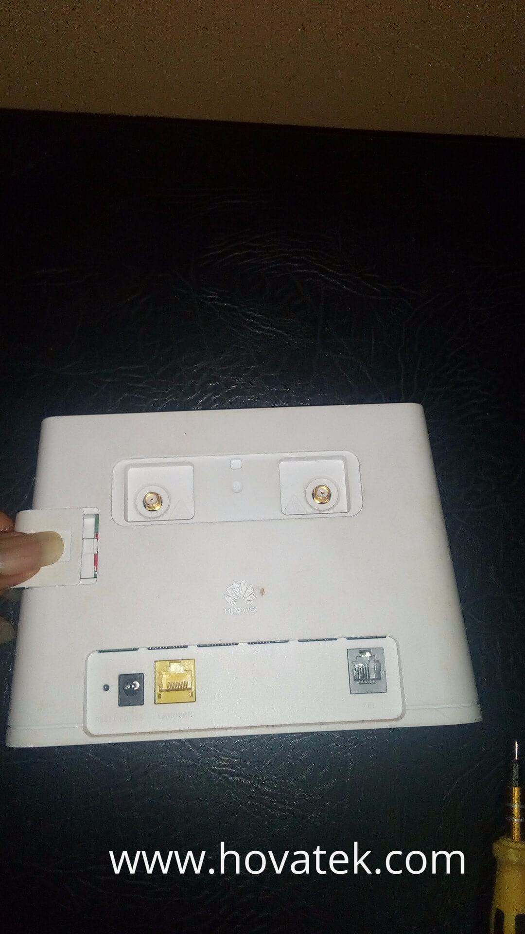 How to dismantle a Huawei B310s-927 4G LTE router